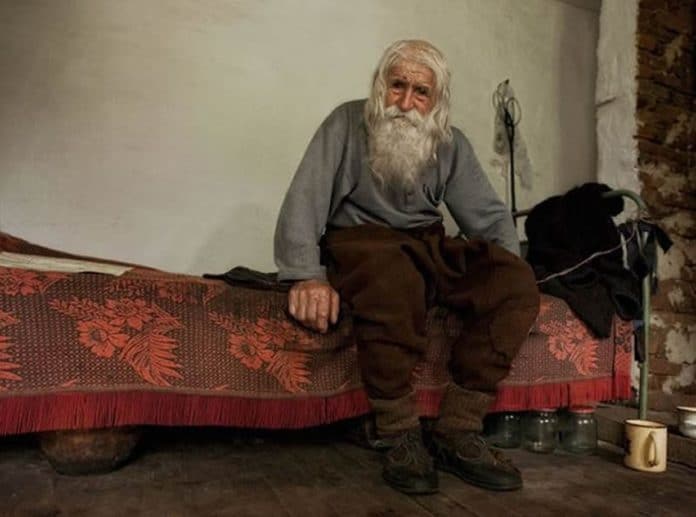 103-Year-Old Man Earns Thousands by Begging but Keep None - YupLife